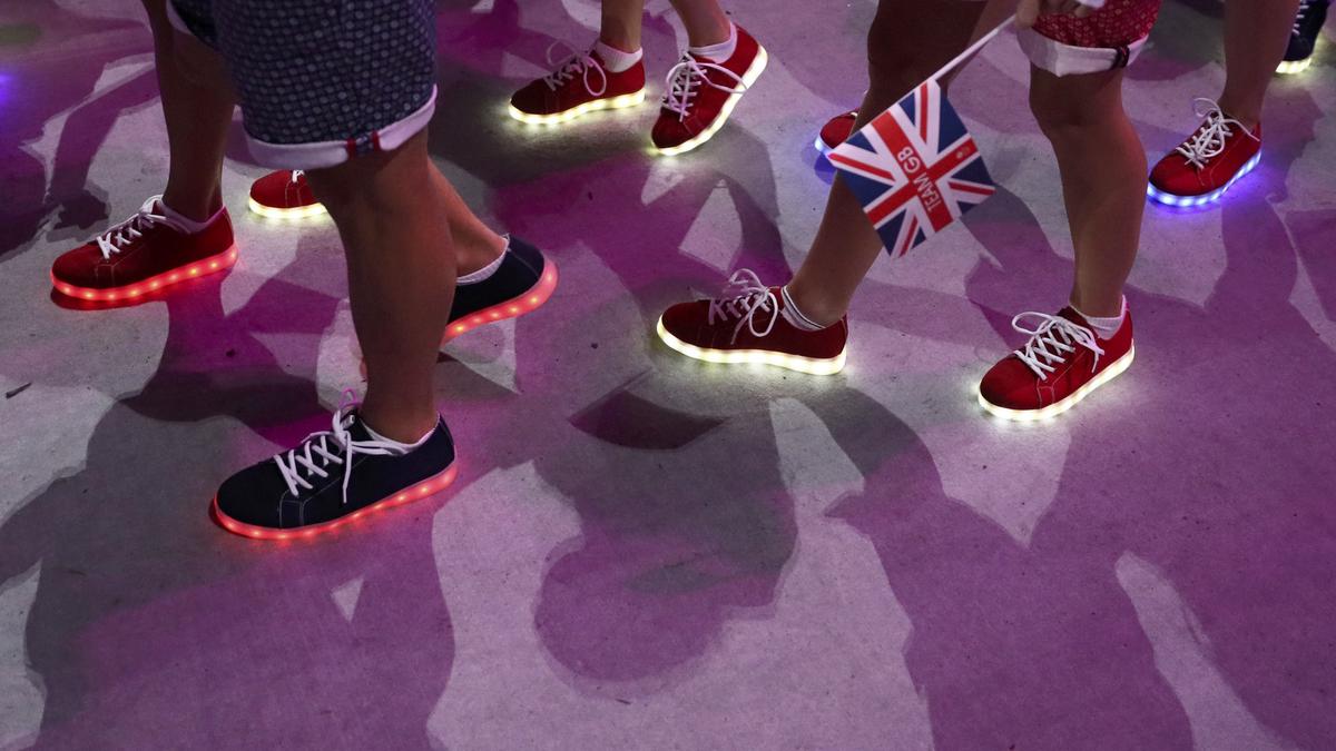 Sepatu Nyentrik Tim Inggris Raya Warnai Penutupan Olimpiade - Bola ...