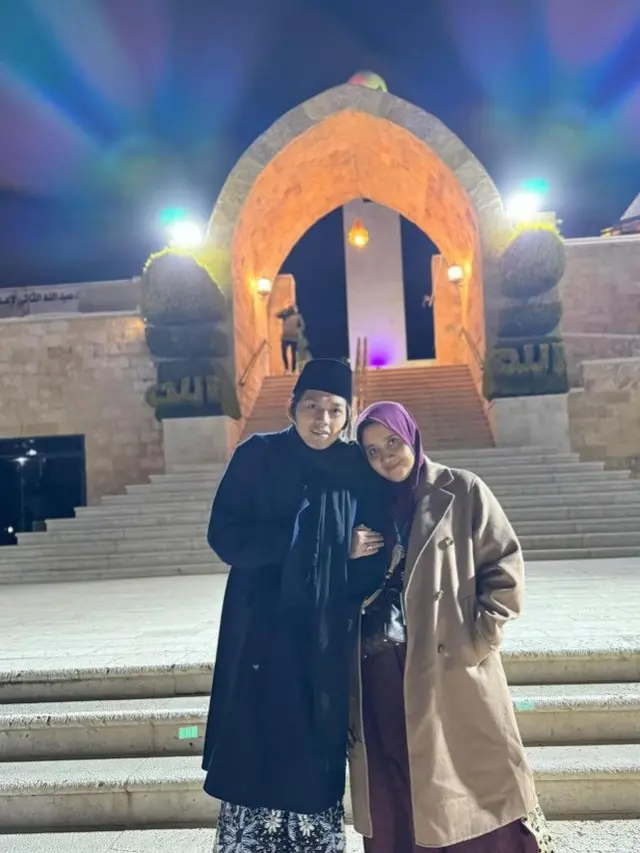 Potret Gus Iqdam dan Istri di Depan Gua Ashabul Kahfi, Mesra Bak ...