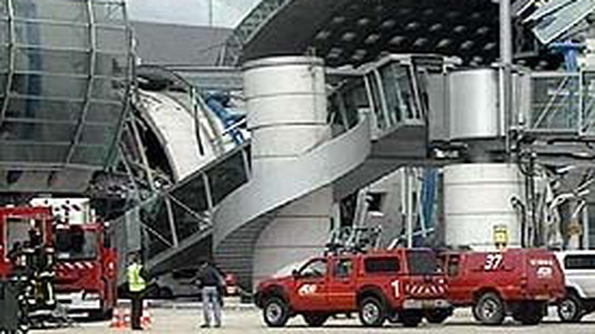 Atap Bandara Charles de Gaulle Prancis Roboh - Global Liputan6.com