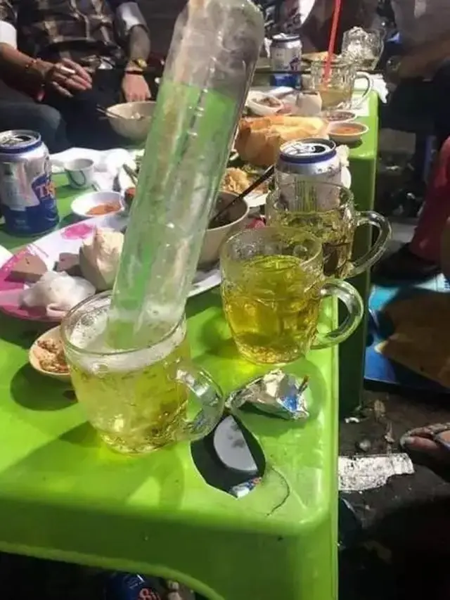 8 Cara Orang Minum Es Ini Nyeleneh Abis, Bikin Heran - Hot Liputan6.com