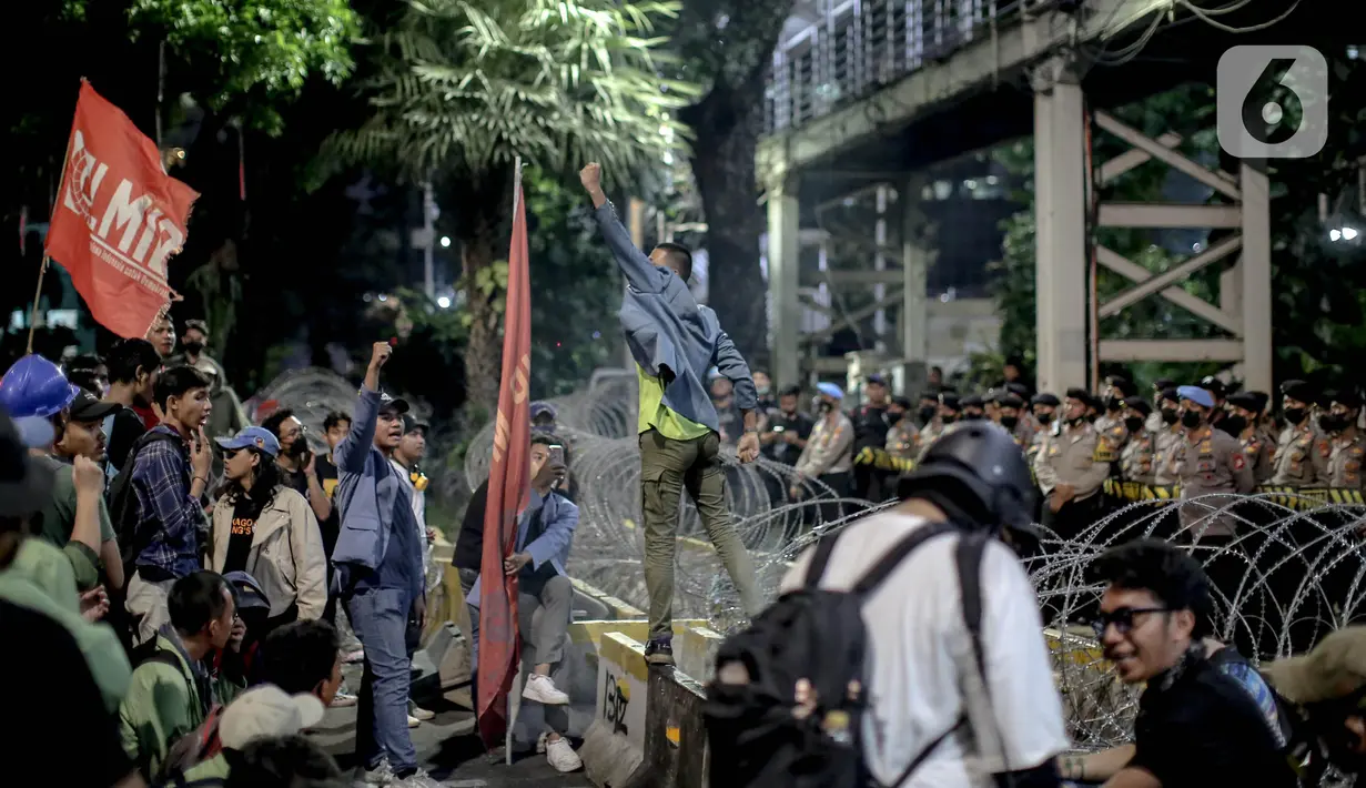 Demo Mahasiswa Tolak Kenaikan BBM Berlangsung Hingga Malam Hari - Foto Liputan6.com