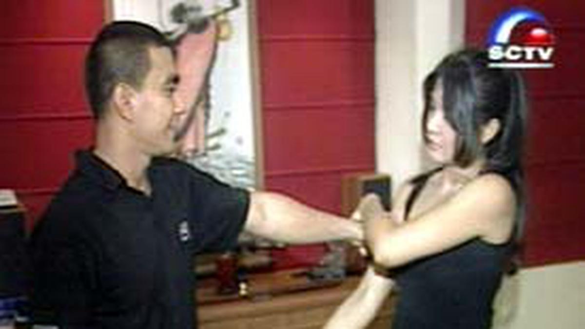 Cornelia-Henri Berlatih The Art of Combat - ShowBiz Liputan6.com