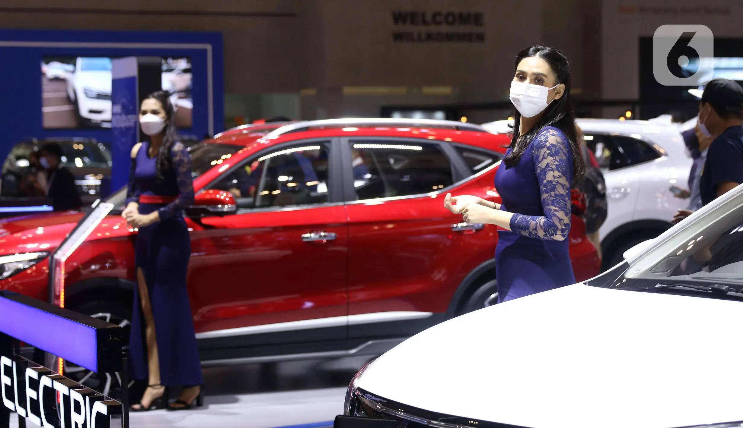 FOTO: Gaya Para SPG yang Curi Perhatian Pengunjung GIIAS 2021 - Foto ...