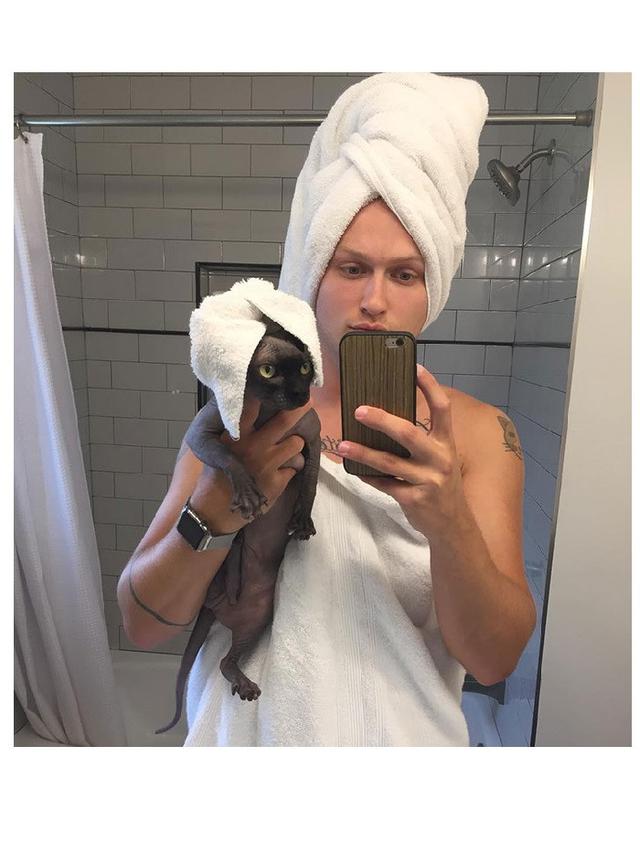 6 Potret Cowok Ganteng sama Kucing Peliharaannya Ini Bikin Terpesona ...