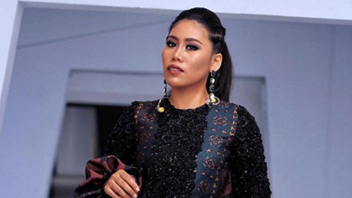 Evi Masamba Pasrah Rumahnya Kebanjiran di Tahun Baru 2020 - ShowBiz ...