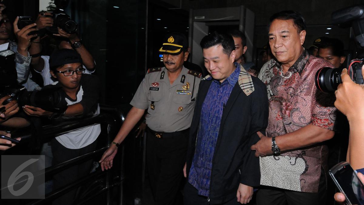 Usai Diperiksa KPK, Richard Halim Diam dan Tersenyum