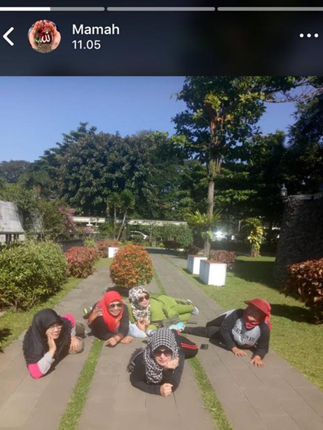 6 Kelakuan Emak-Emak saat Foto Selfie Ini Bikin Geleng Kepala - Hot Liputan6.com