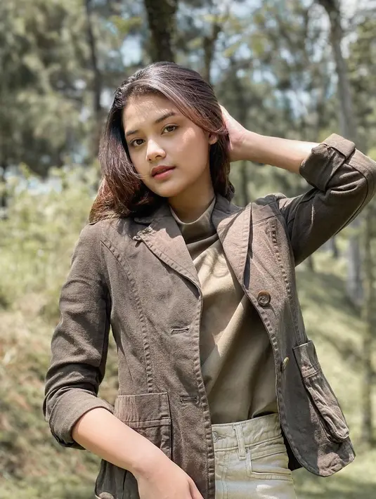 Gaya Santai Callista Arum saat Liburan, Simpel dan Stylish - Foto ...