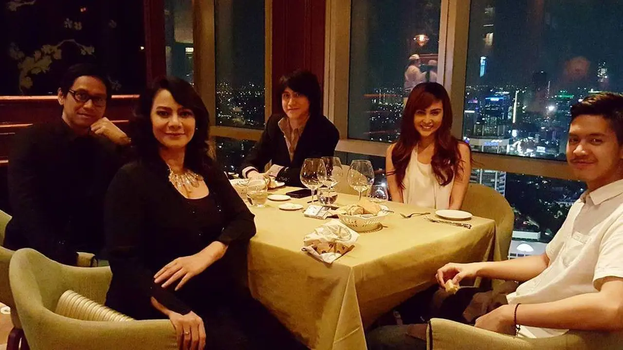Kevin Aprilio Main Piano Sambil Pangku Pacar, Memes: Keren Kak ...