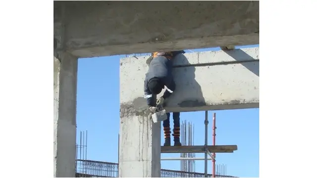 6 Potret Kuli Proyek Saling Bekerja Sama di Ketinggian, Enggak Takut ...