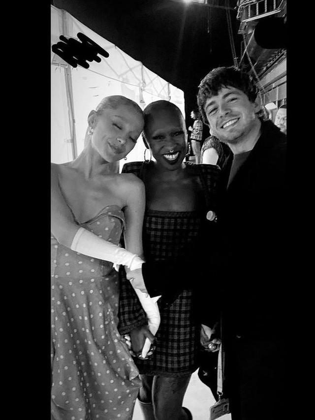 6 Potret Terbaru Ariana Grande yang Disebut Terlalu Kurus, Diduga Idap ...