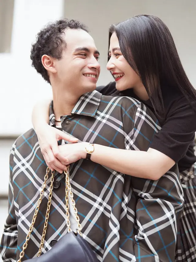 Kian Go Public, 5 Gaya Couple Baru Prilly Latuconsina dan Omara Esteghlal saat Pemotretan ...