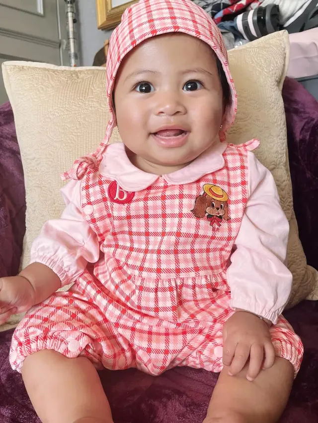 5 Potret Baby Lily Berbalut Baju Kotak-Kotak, Menggemaskan Sampai Dapat Julukan Baru - Hot ...