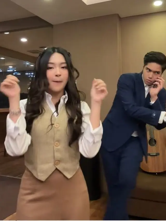 6 Potret Kedekatan El Rumi dan Eca Aura, Keciduk Nonton Konser Bruno ...