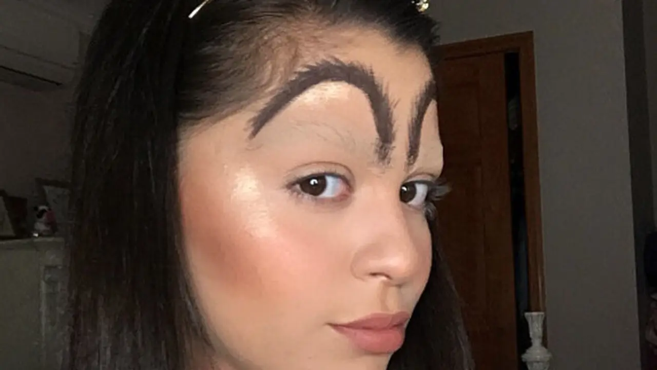 6 Potret Cewek dengan Makeup Alis Gagal, Bentuknya di Luar Nalar - Hot Liputan6.com