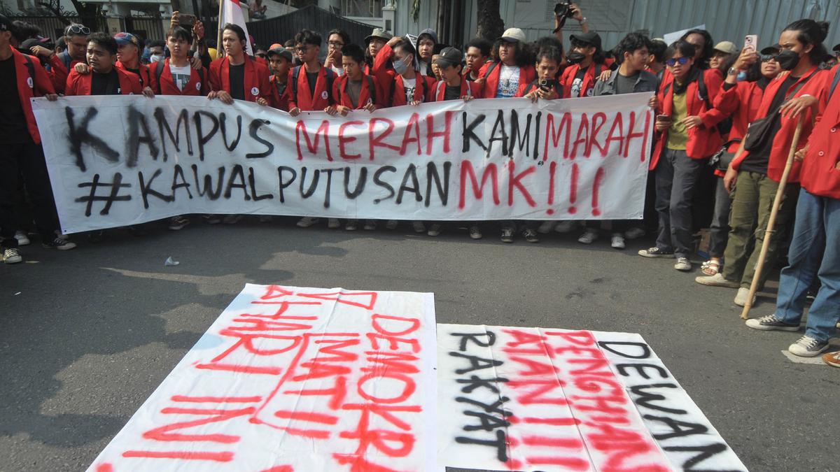 Kawal Putusan MK, Sejumlah Mahasiswa Sambangi Gedung KPU - Foto ...
