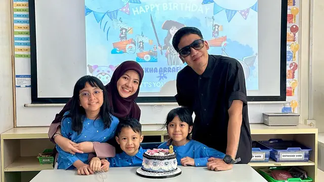 Kekompakan Desta dan Natasha Rizky Rayakan Ulang Tahun Anak di Sekolah - ShowBiz Liputan6.com