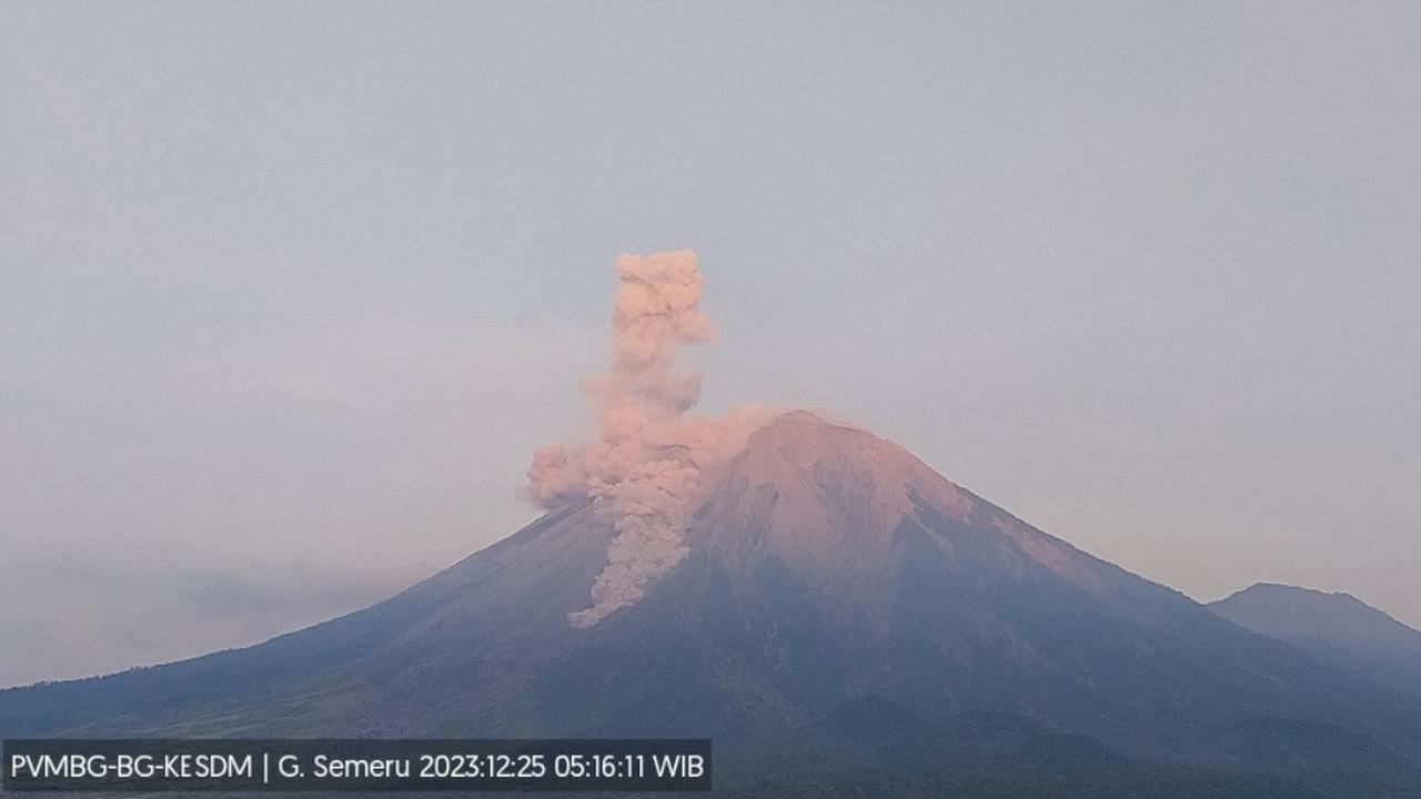 Gunung Semeru Erupsi Lagi, Kolom Letusan Teramati 1.000 Meter dari Puncak