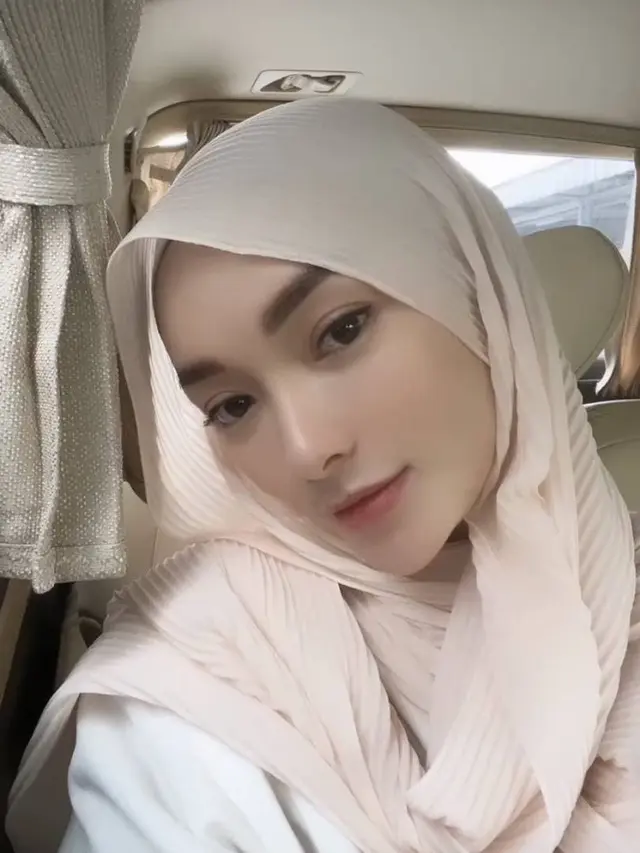 Mantap Berhijab, Zaskia Gotik Tak Takut Kehilangan Pekerjaan: Rezeki Allah yang Atur - ShowBiz ...
