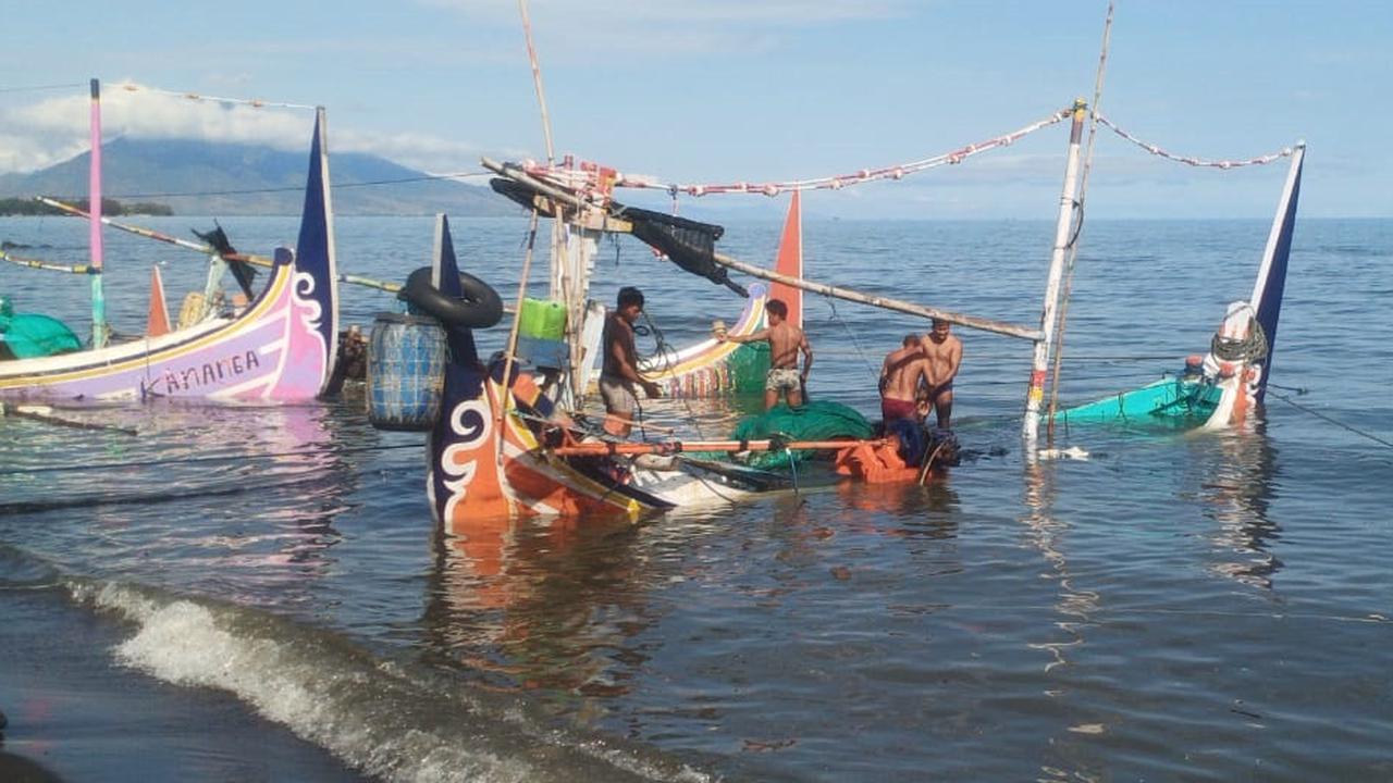 Dihantam Gelombang Tinggi, Puluhan Perahu Layar di Wisata Bahari Pasir ...