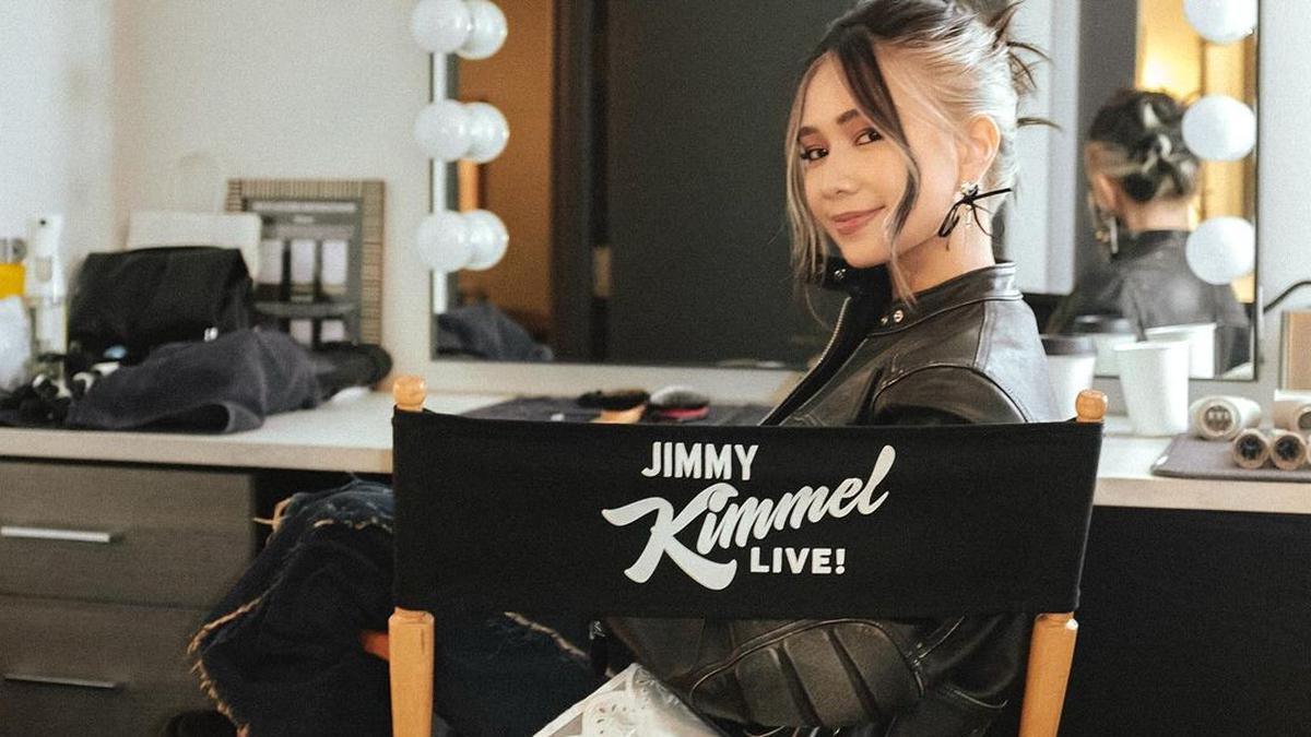 Gaya NIKI Debut di Acara Jimmy Kimmel, Cetak Sejarah Sebagai Penyanyi ...