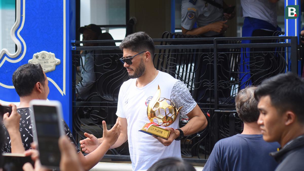Kiper Arema FC Adilson Maringa dan Trofi Pemain Terbaik Piala Presiden ...