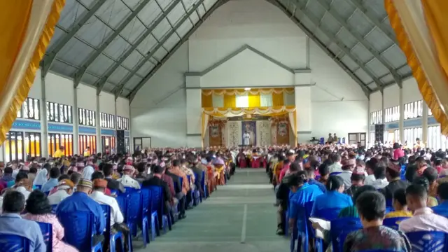 Wabah Corona Merebak, Jemaat Tetap Padati Misa Penahbisan Uskup Ruteng ...