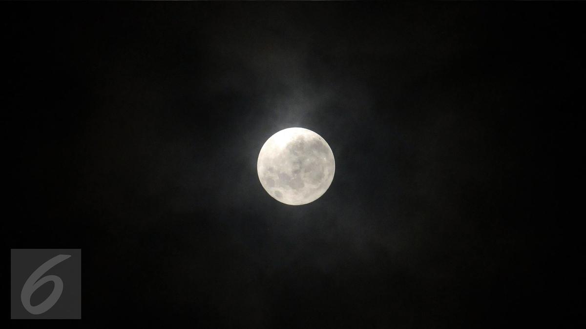 Menikmati Fenomena Supermoon hingga Tertutup Awan