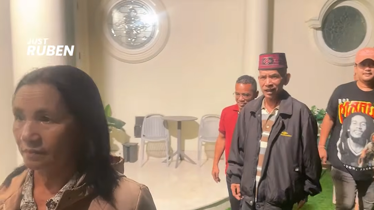 7 Potret Betrand Peto Bertemu Keluarga dari NTT, Sebut Rindu yang Terobati