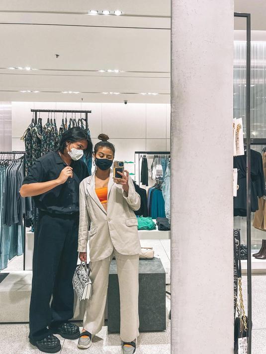 7 Potret Gaya Kompak Awkarin dan Gangga Kusuma, Inspirasi Couple Style ...