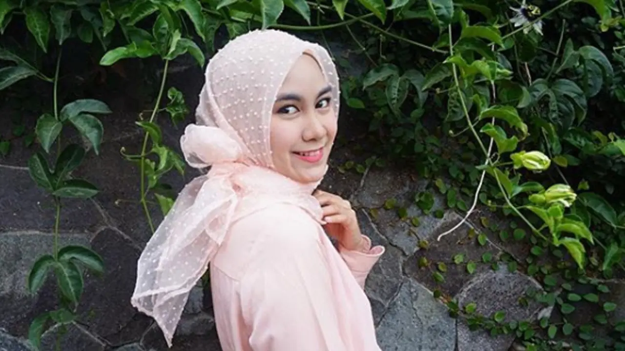 6 Sensasi Anisa Rahma, dari Personel Cherrybelle Sampai Artis Berhijab ...