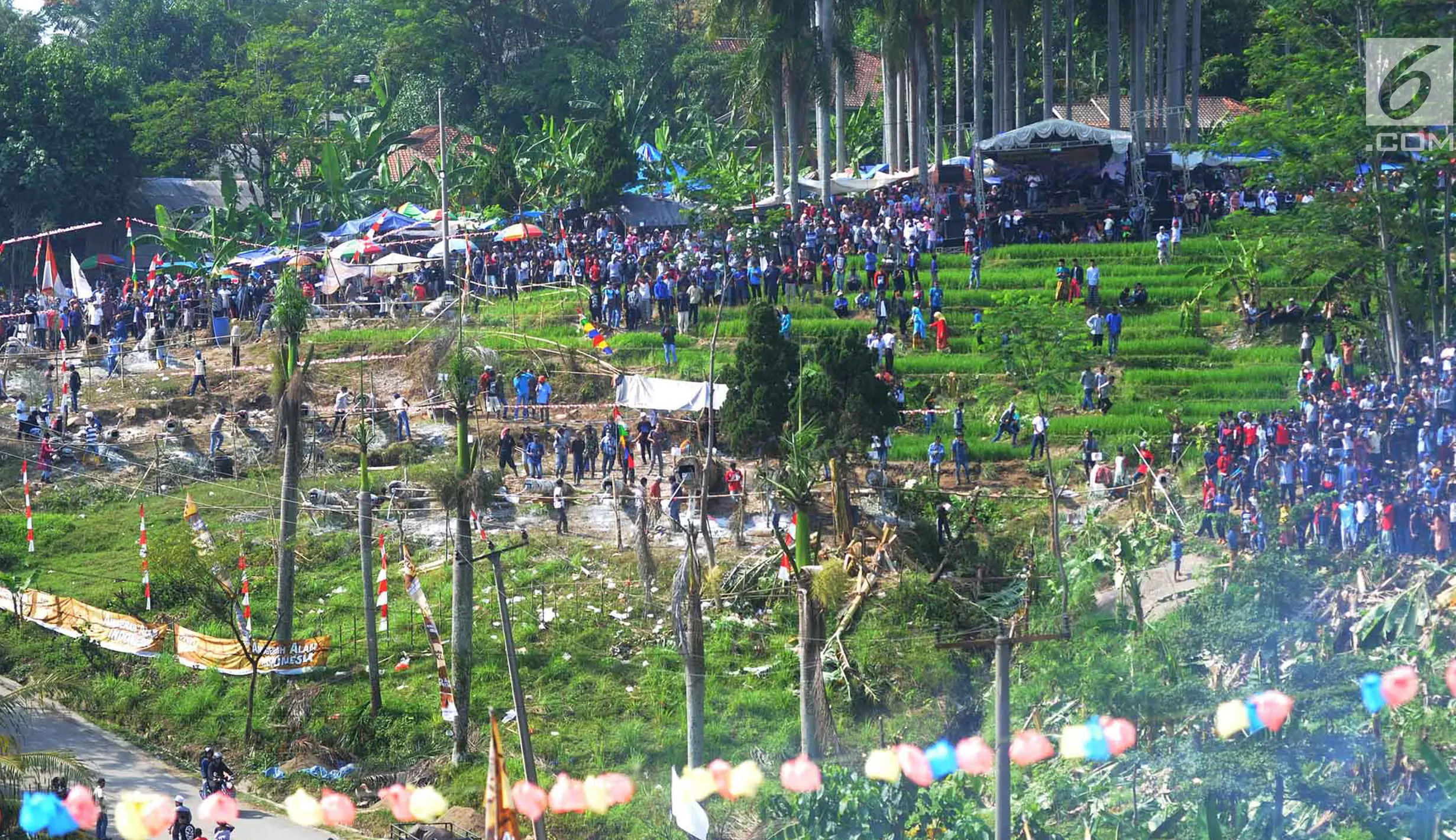FOTO: Seru, Warga Bogor Perang Meriam Karbit - Foto Liputan6.com