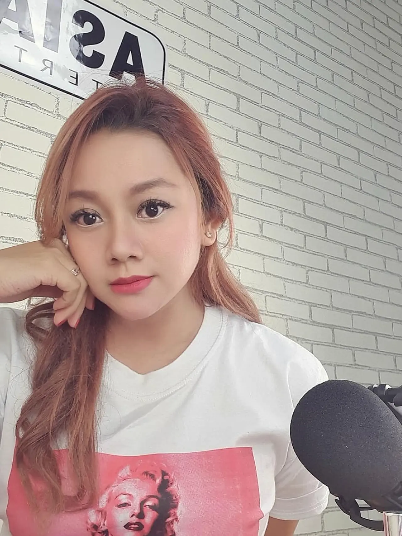 7 Potret Wenty Eri, Tunangan Baru Komedian Adul dengan Gaya Kasual ...