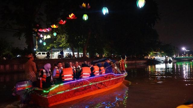 6 Potret Wisata Perahu Sungai Kalimas Surabaya, Eksotis Banget ...