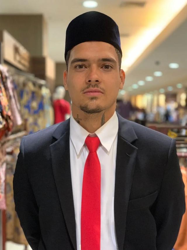 Ganteng Maksimal! Berkumis Tipis, Shayne Pattynama Pakai Peci Sebelum ...