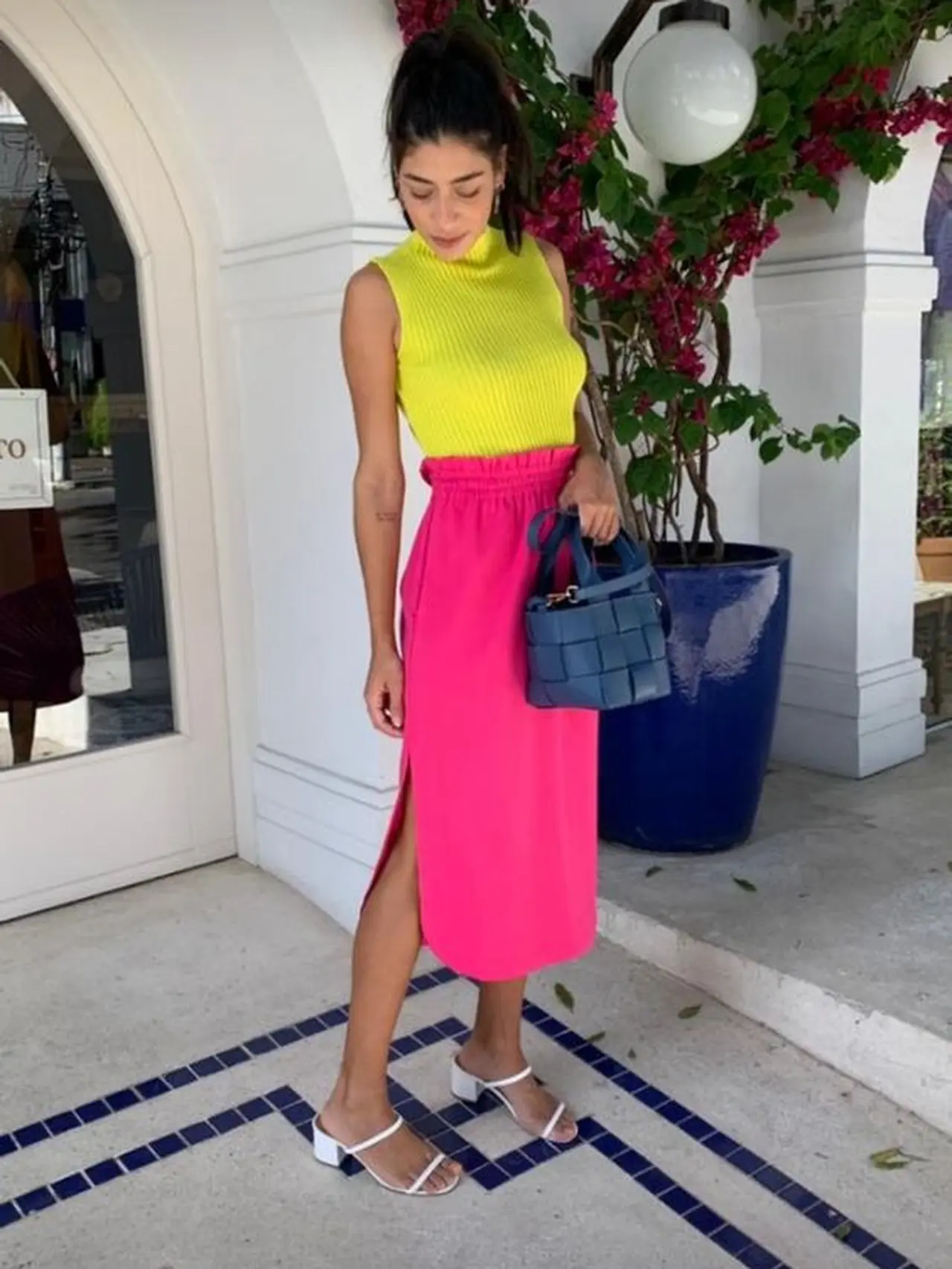 Tips OOTD: 7 Inspirasi dan Kombinasi Warna dengan Neon Pink yang Jadi ...