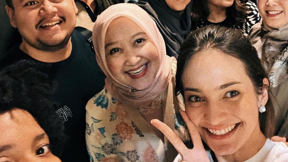 8 Potret Gaya Enzy Storia bersama Keluarganya, Kental Nuansa ...