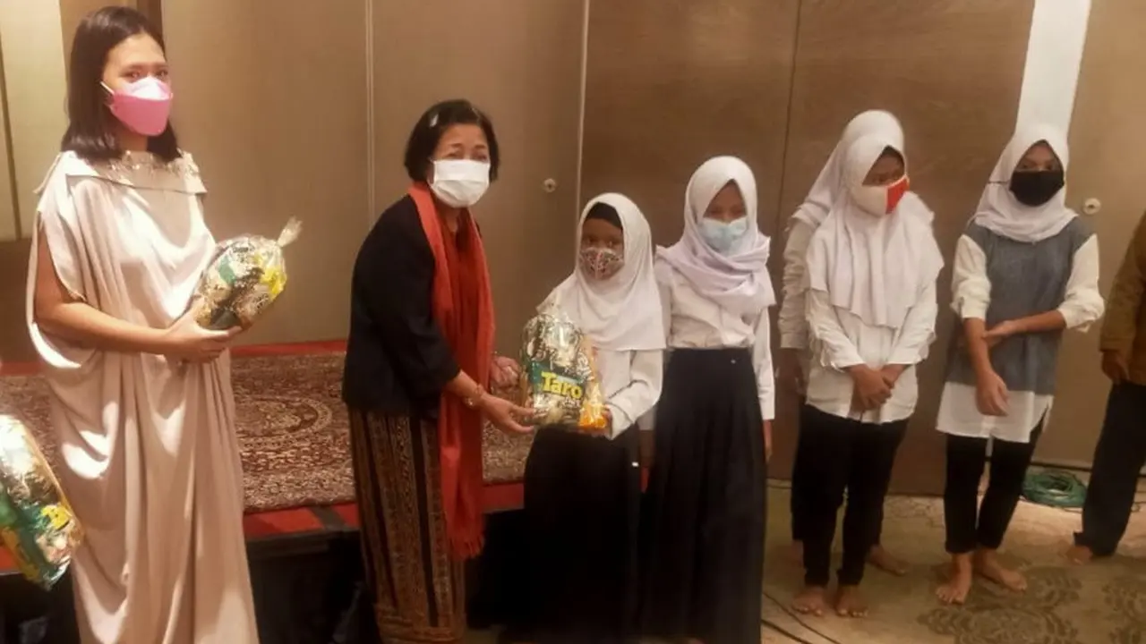 Diah Ayu Lestari Terharu Lihat Anak Yatim Piatu Bermain Bersamanya ...