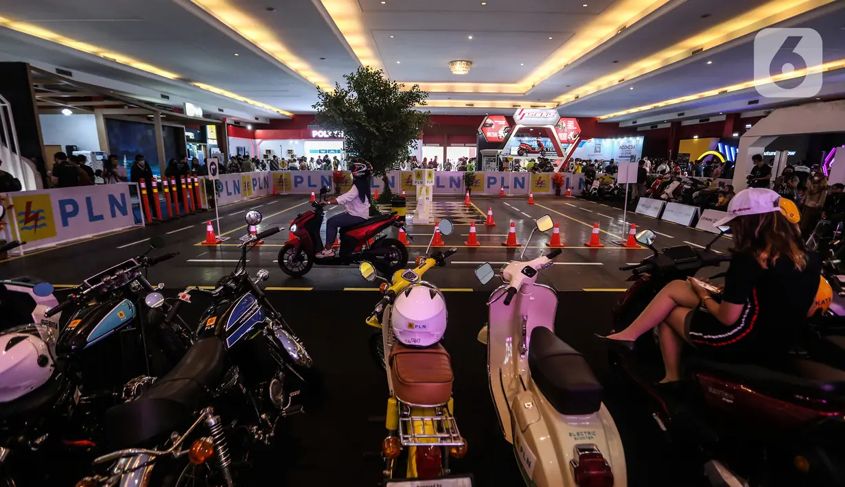 Ragam Sepeda Motor Listrik Tarik Minat Pengunjung IIMS 2023 - Foto ...