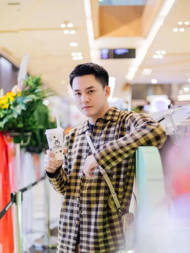 Selebgram Reggy Alexander Racik Minuman Kekinian, Terinspirasi Pantai ...