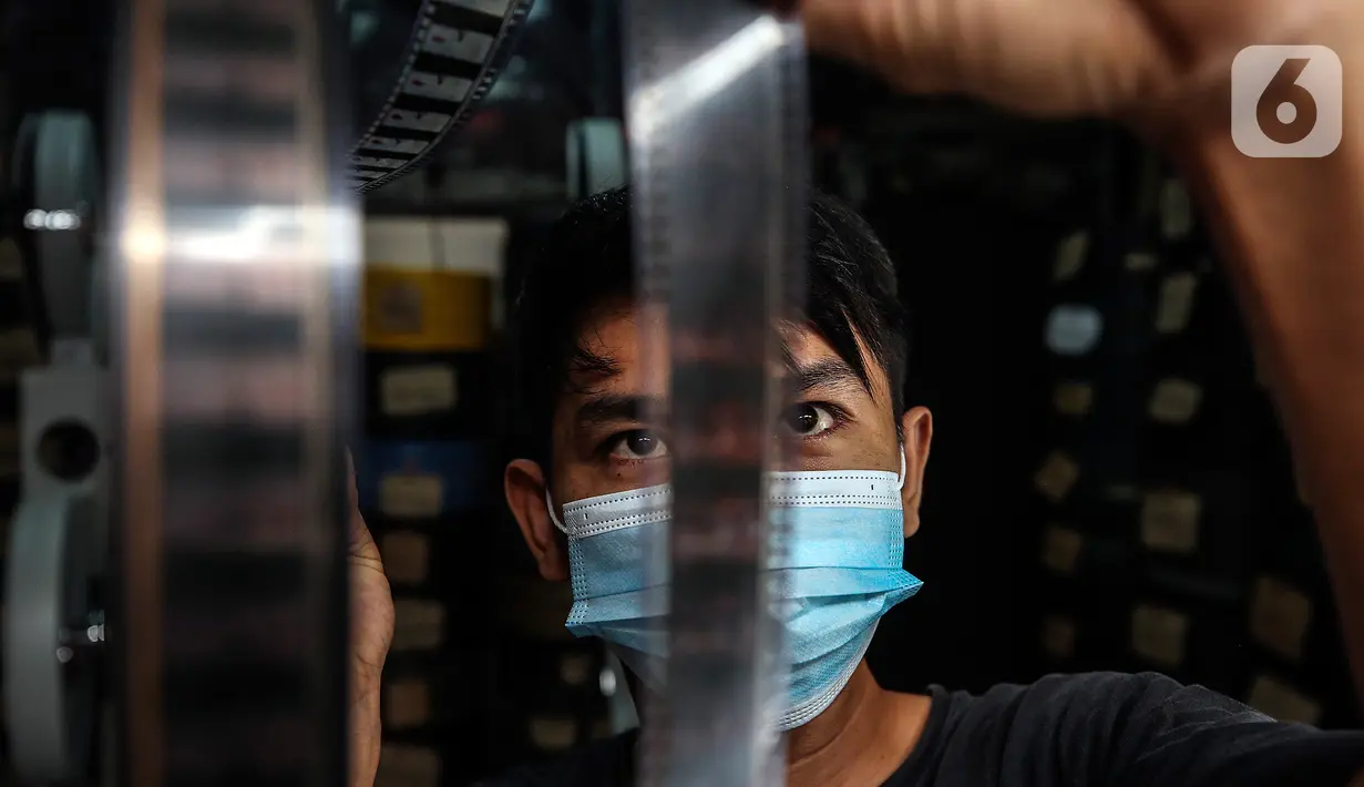 FOTO: Nasib Penyewaan Film Seluloid 35mm untuk Layar Tancap - Foto ...