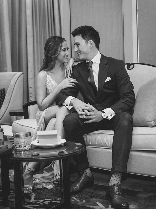 6 Potret Pertunangan Mike Lewis dan Janisaa Pradja, Romantis Sambil ...