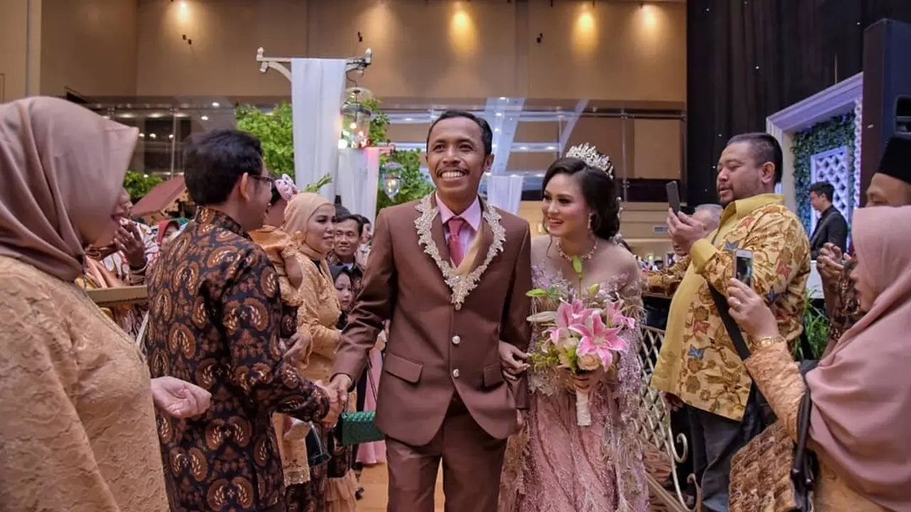 7 Potret Kenangan Manis Furry Setya ‘Mas Pur’ dan Dwinda Ratna, Resmi Cerai - Hot Liputan6.com