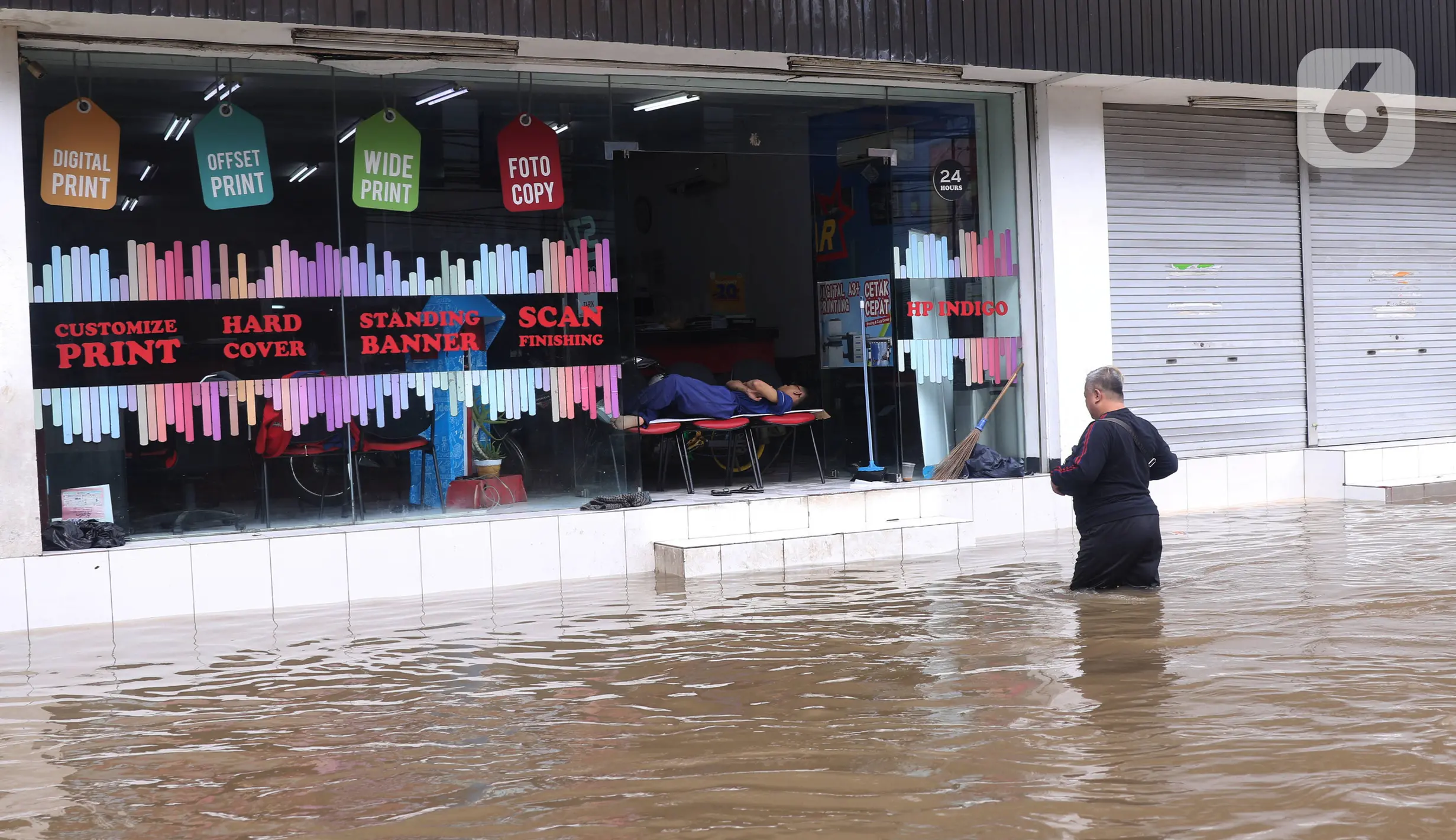 FOTO: Kawasan Benhil Dikepung Banjir, Aktivitas Ekonomi Lumpuh - Foto ...