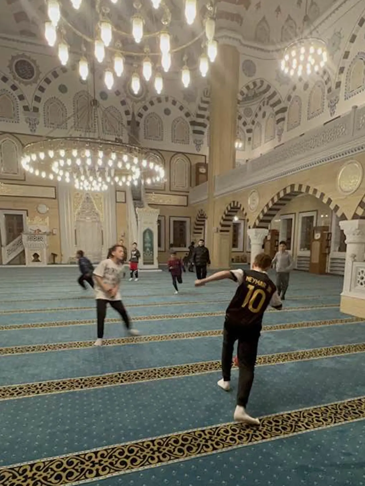 Masjid di Turki Izinkan Anak-Anak Main Sepak Bola Usai Tarawih ...
