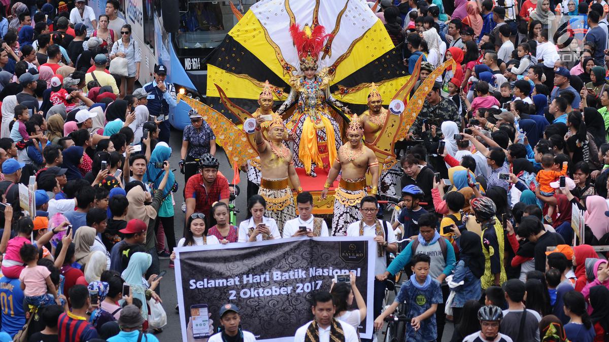 PHOTO: Sambut Hari Batik Nasional, Parade Batik Nusantara 2017 Lintasi ...