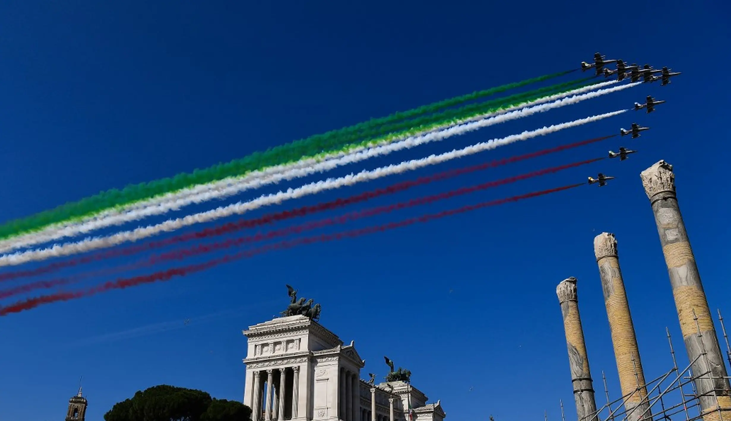 Warna Bendera Italia Hiasi Langit Roma di Hari Republik - Foto Liputan6.com
