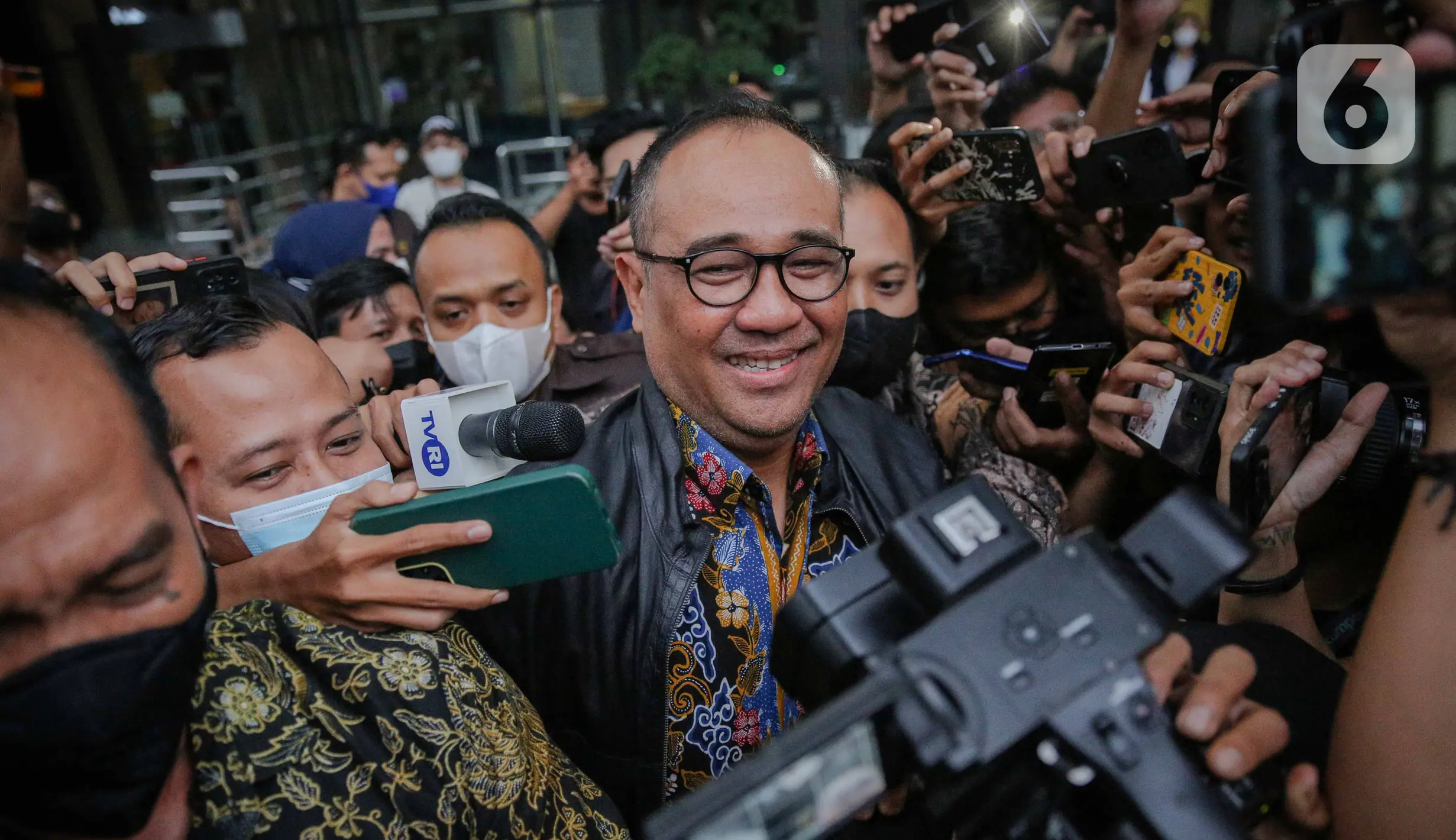 Ekspresi Lelah Ayah Mario Dandy, Rafael Alun Trisambodo Usai Diperiksa ...