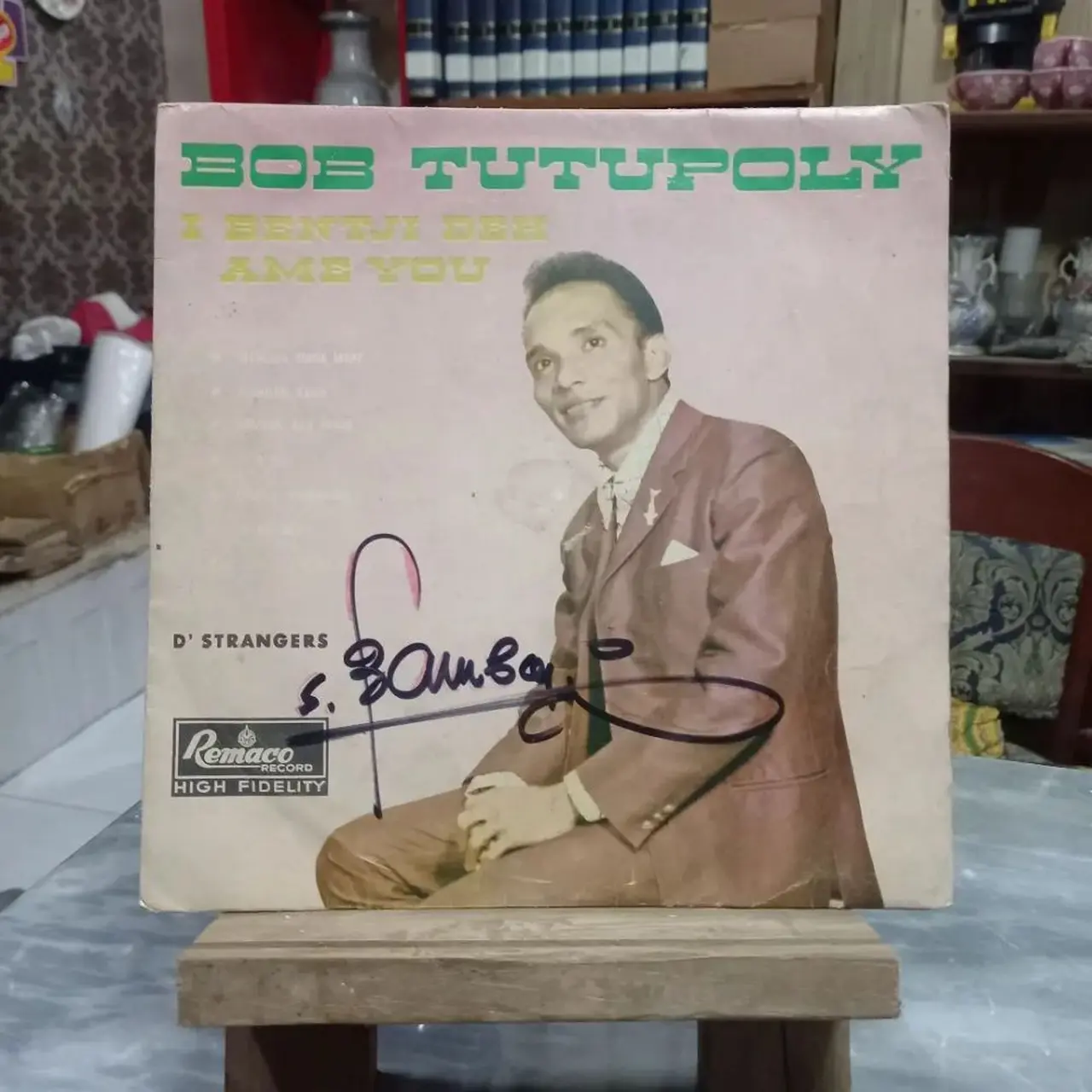 6 Potret Mendiang Bob Tutupoly Semasa Muda di Cover Albumnya, Mengenang ...