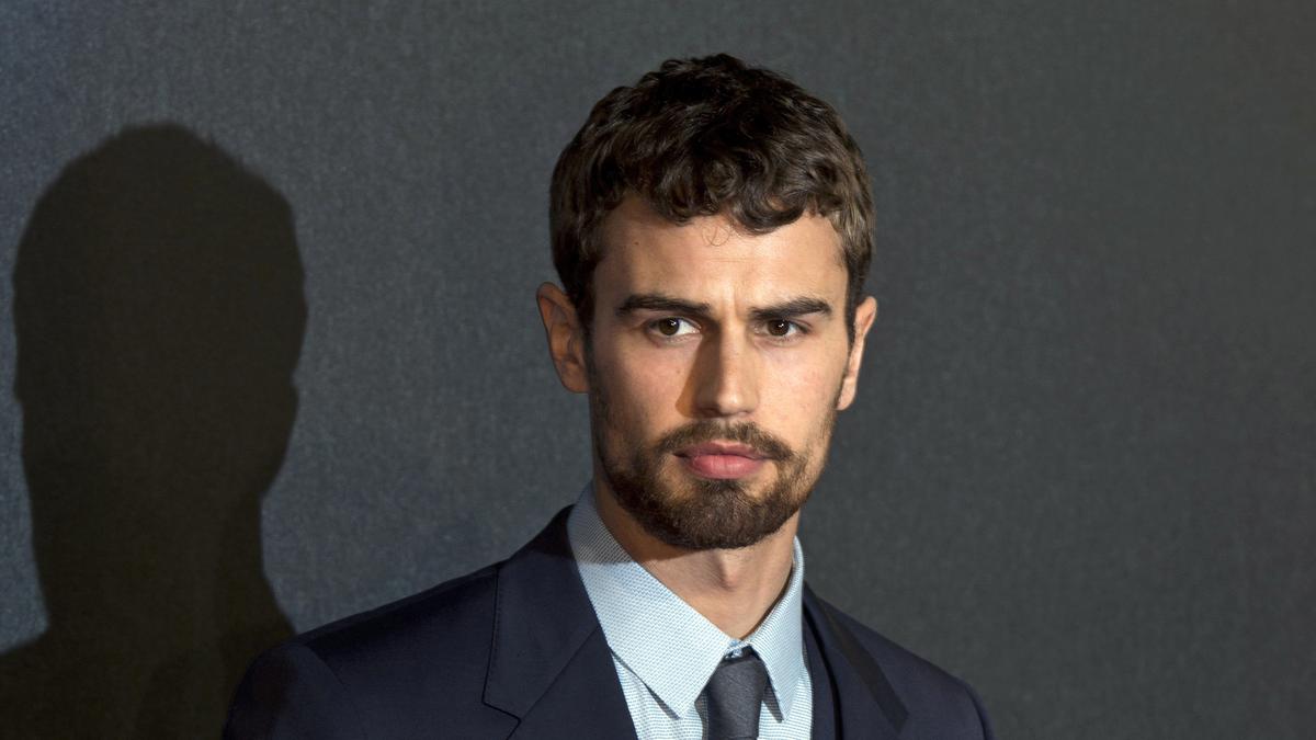 Gaya Serba Hitam Theo James - Lifestyle Liputan6.com